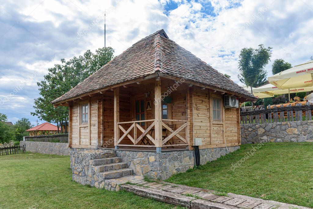 Trsic, Serbia - 10 de julio de 2022: El pueblo etno Azbuka. Diseñado ...