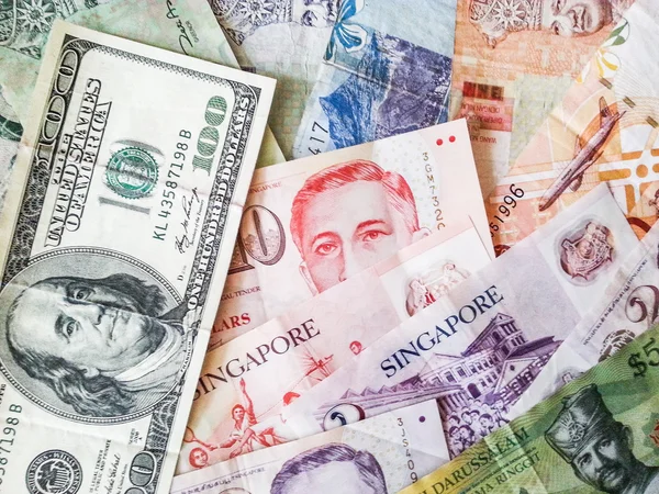 una colección de varias monedas de países del mundo 2024