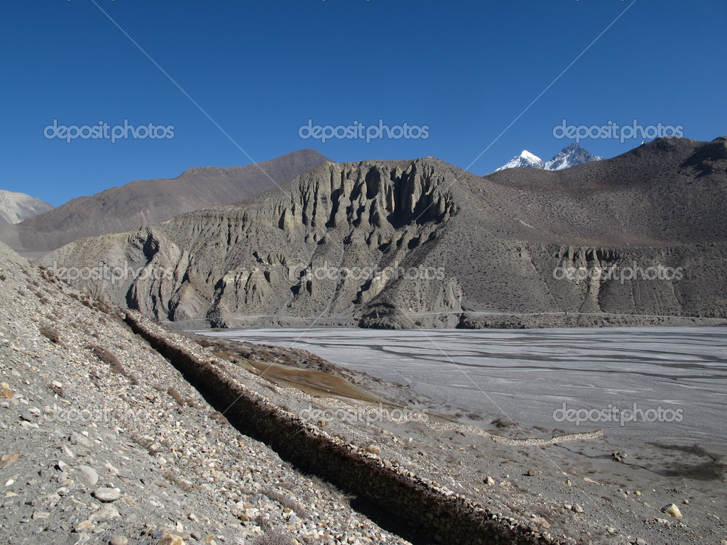 Riverbed of Kali Ghandaki river and limestone formation — Stock Photo ...