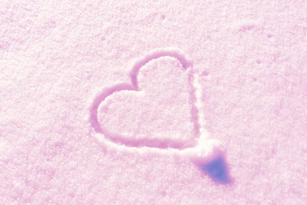 Una forma de coraz n dibujado a mano en la nieve fresca.Vista superior ...