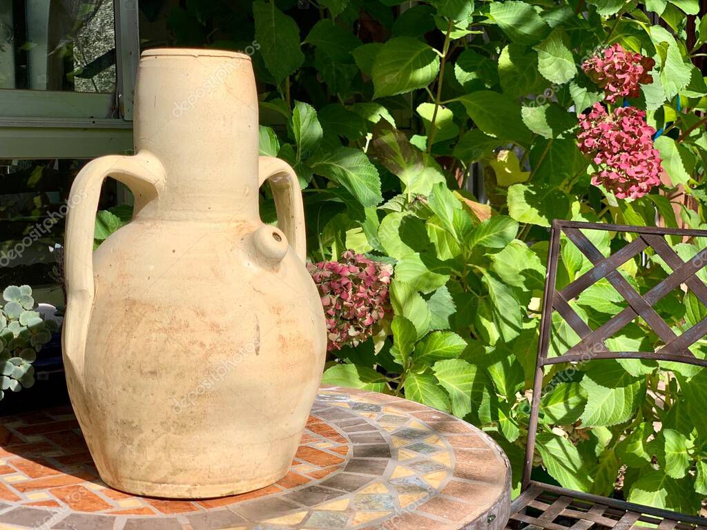 Un botijo tradicional español. Una vieja jarra de barro hecha para ...