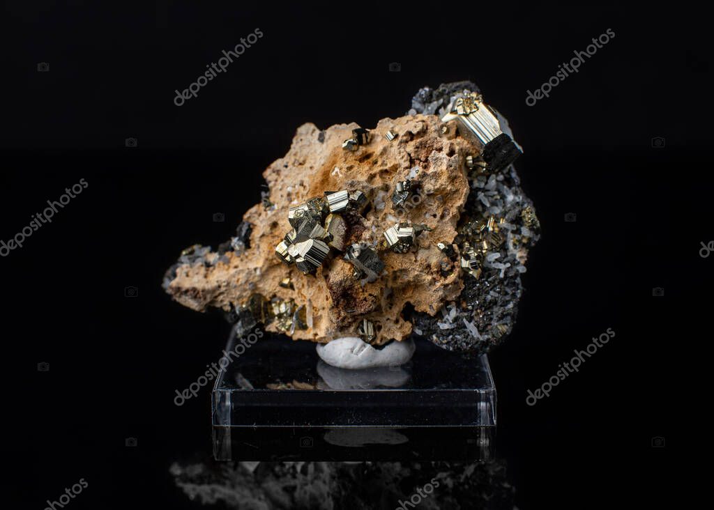 La pirita mineral o pirita de hierro, también conocida como oro de ...