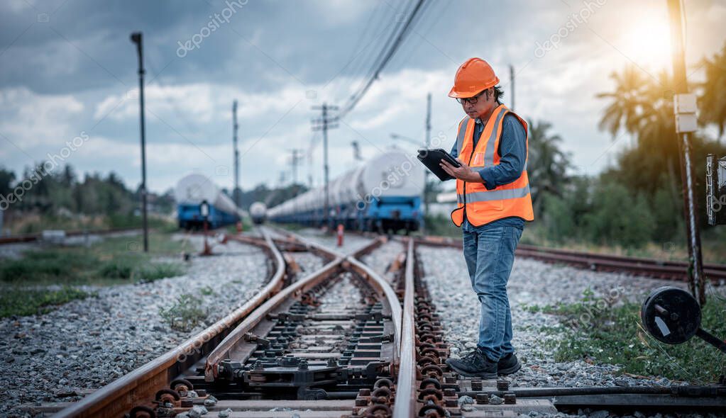 Ingeniero ferroviario bajo control proceso de construcción tren de ...