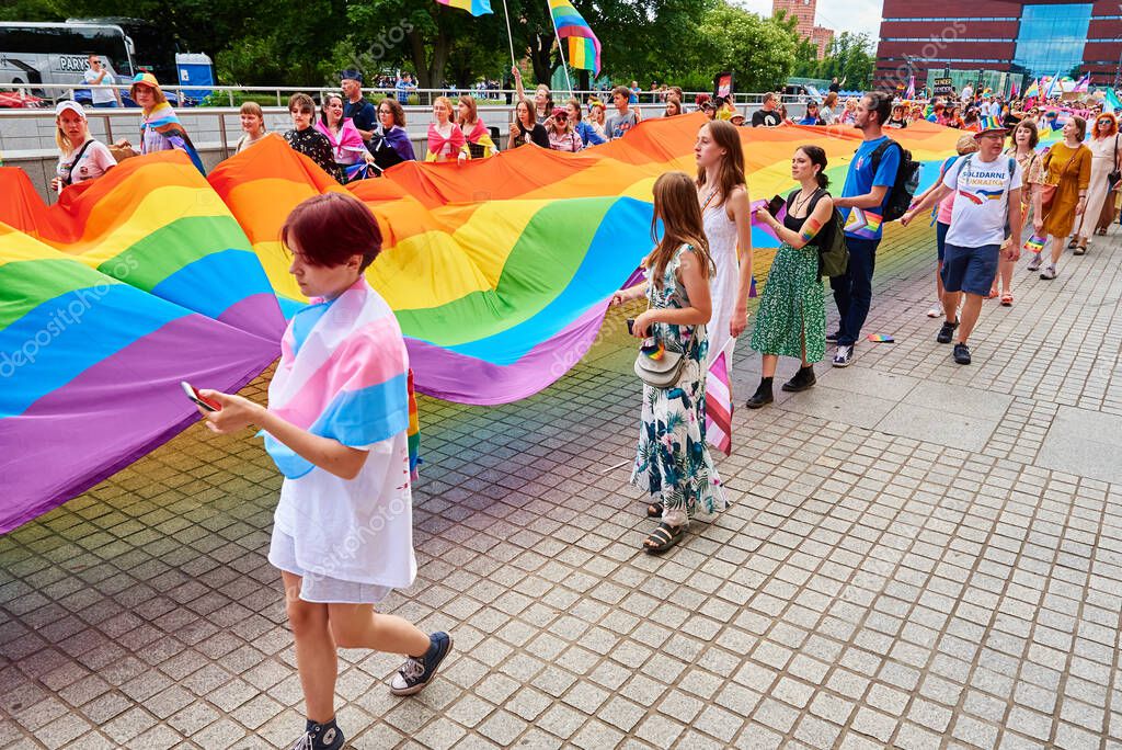 Las Personas Con Banderas De Arco Iris Lgbtq En El Desfile Del Orgullo