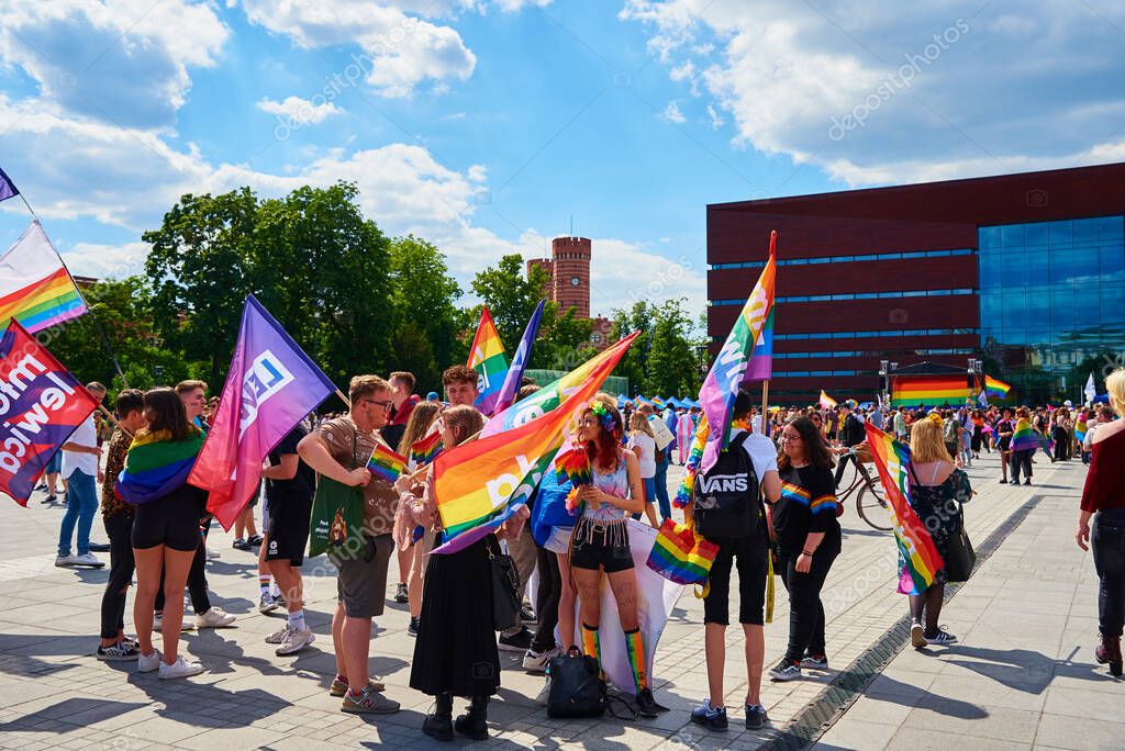 Las Personas Con Banderas De Arco Iris Lgbtq En El Desfile Del Orgullo