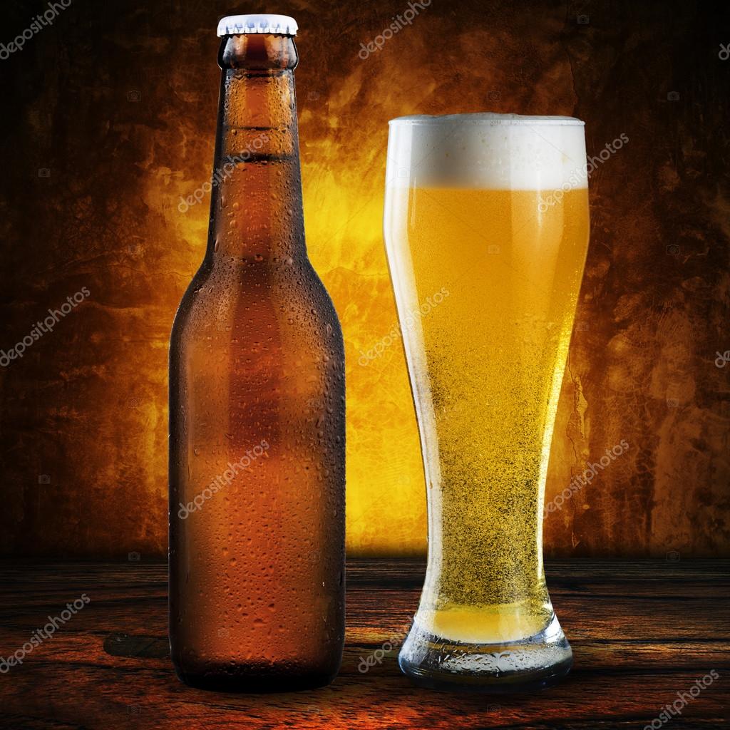 garrafa e o copo de cerveja gelada — Fotografias de Stock © somchaij ...