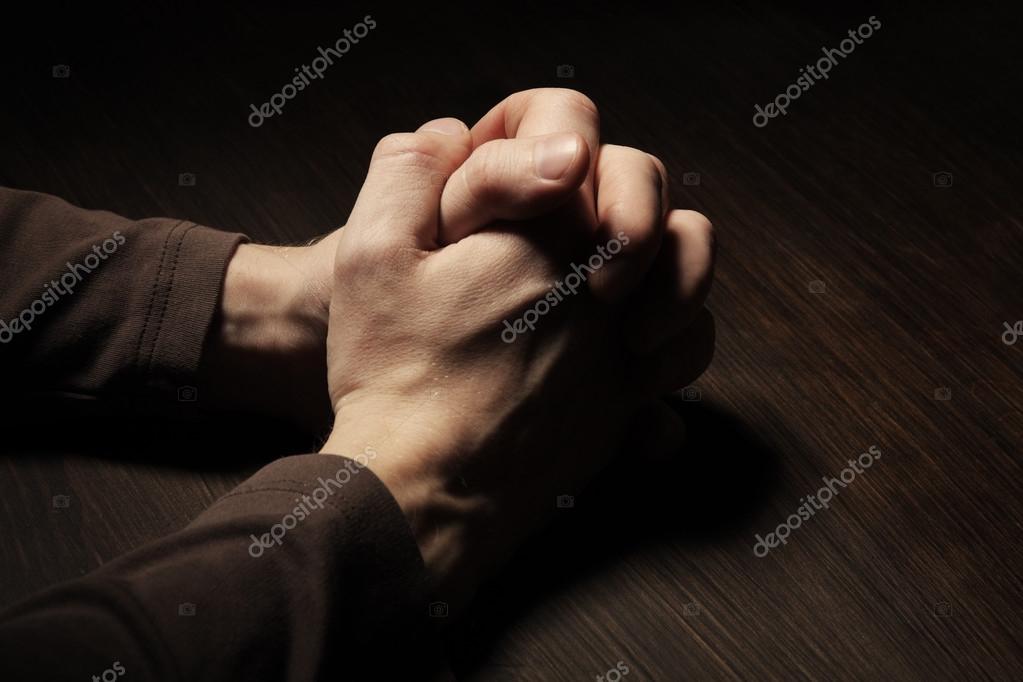 Imagen de manos rezando 2024