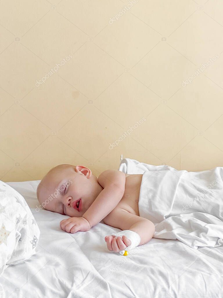 Ni o en la cama en la habitaci n del hospital. Ni o con tubo intravenoso en cl nica moderna. El ...