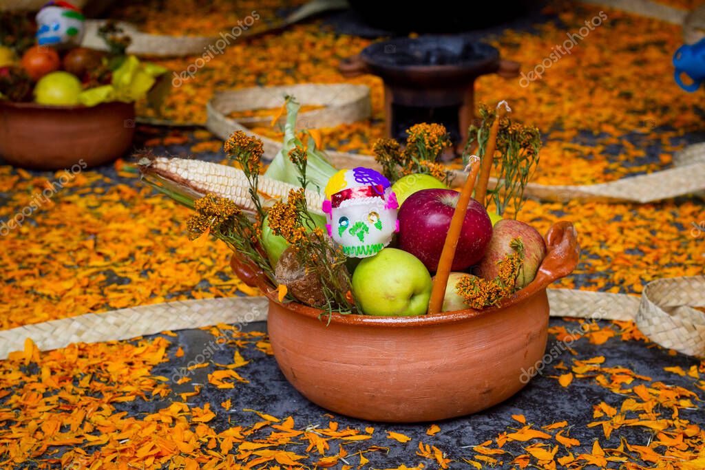 Ofrenda de Día de Muertos en México, decorada con flor de caléndula ...