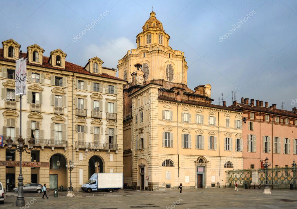 El brillante arquitecto Guarino Guarini en el estilo barroco piamontés construyó la Iglesia de ...