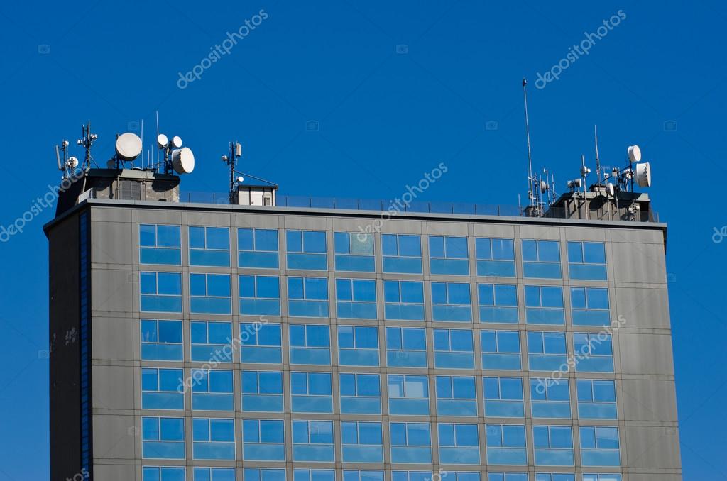 Edificio de oficinas con sistemas de radio en la azotea 2022