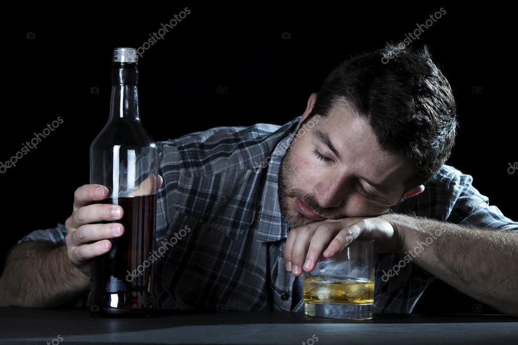 adicto alcohólico hombre borracho con vaso de whisky en el concepto de ...