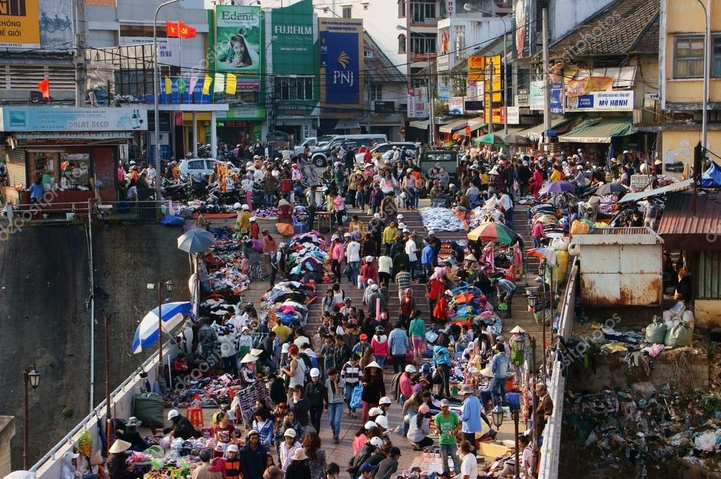 Crowded scene at market with crowd of people — Stock Editorial Photo ...