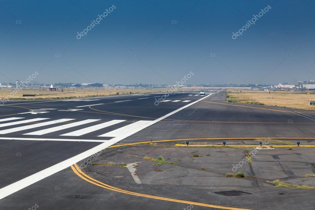 Runway with lines — Stock Photo © Bruno135 #40903651