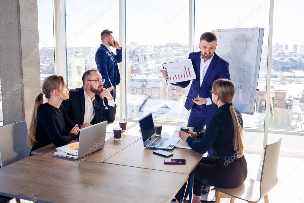 Reunión exitosa de gente de negocios, discutiendo nuevas ideas de ...