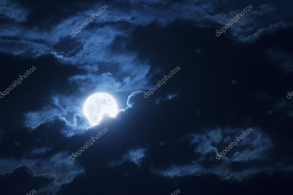Dramatic Nighttime Clouds and Sky With Beautiful Full Blue Moon — Stock ...