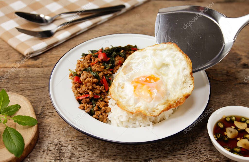 Agitar la albahaca tailandesa frita con cerdo picado con huevo frito ...