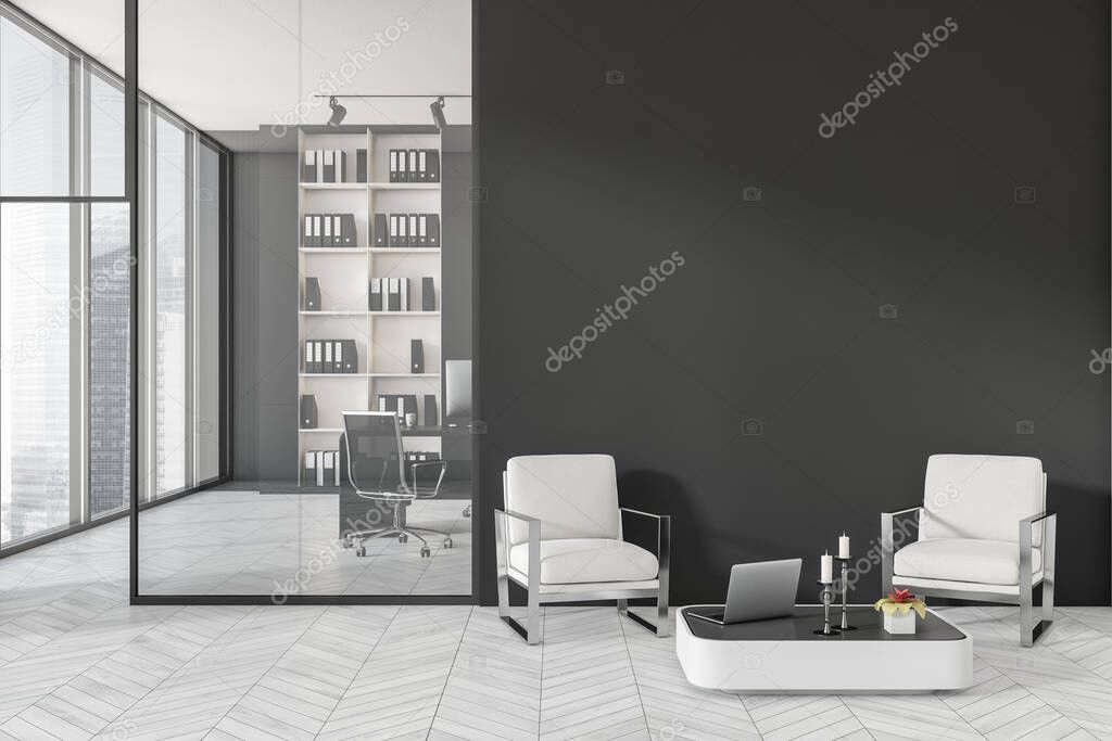 Vista frontal en el interior de la oficina oscura con la pared gris ...