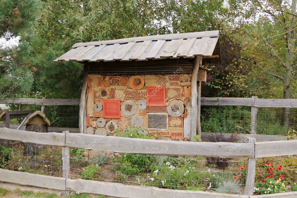 Vista a una casa de insectos, protección para los insectos, nombrado ...