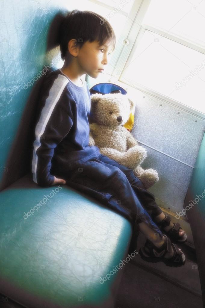 Niño en autobús escolar — Foto de stock #31679237 © DesignPicsInc