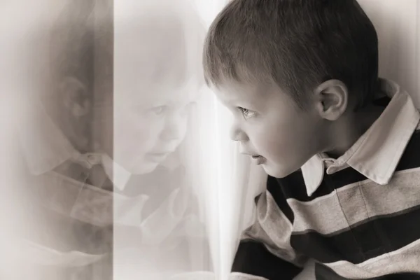 Niño en autobús escolar — Foto de stock #31679237 © DesignPicsInc