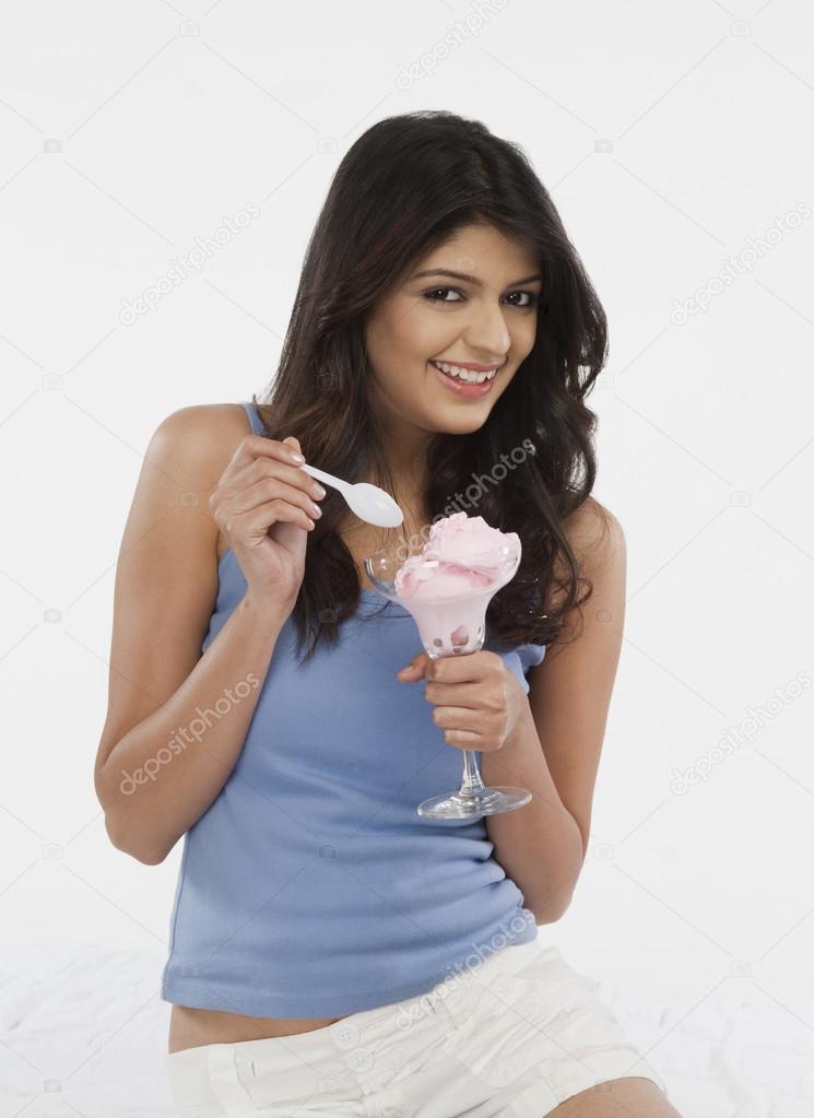 Woman eating ice cream — Stock Photo © imagedb_seller #33026131
