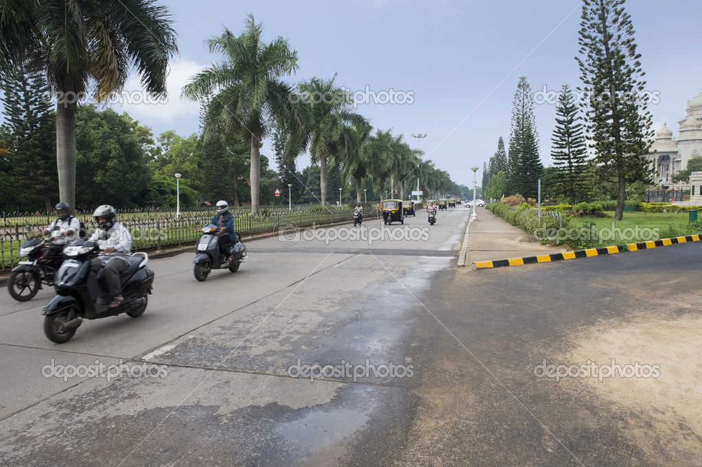 Traffic with government building on roadside — Stock Photo © imagedb ...