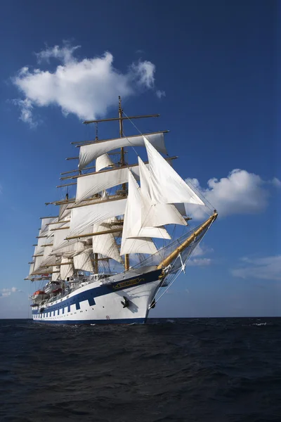 Clipper barco en el mar 2024