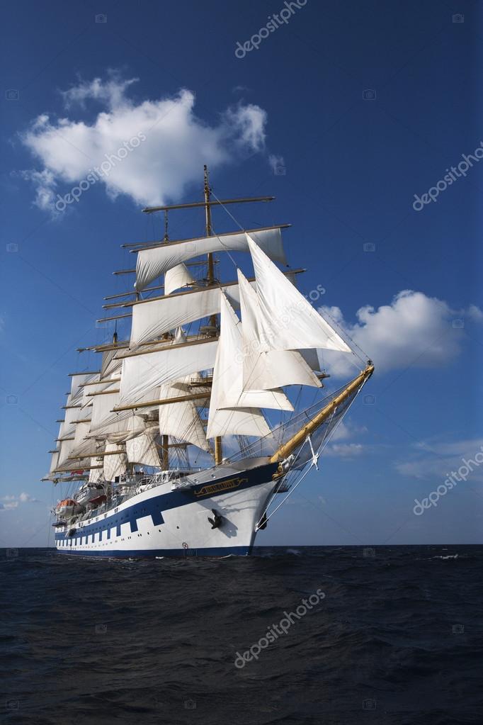 Clipper barco en el mar 2024