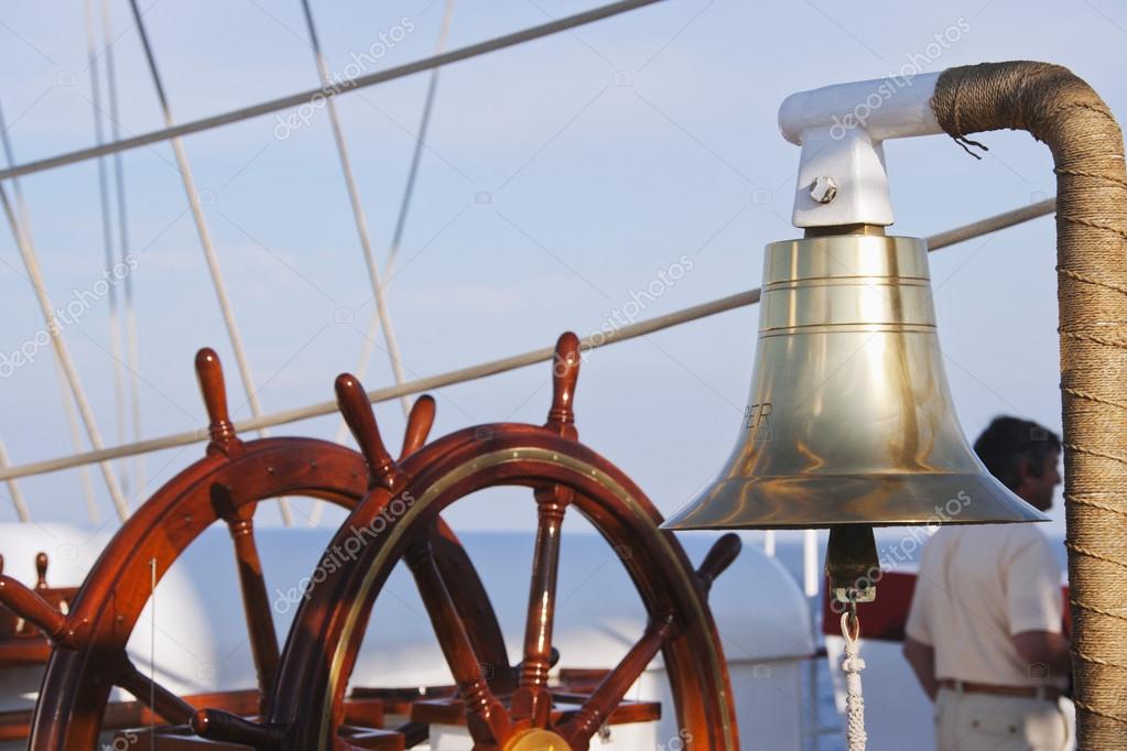 Campana en un velero 2024