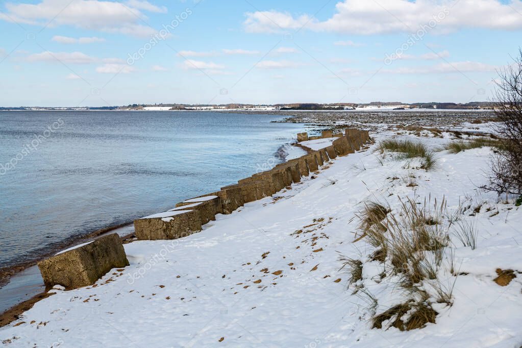 Nieve cubri trampas de tanques de hormig n a lo largo de la costa brit nica en Suffolk. Restos ...