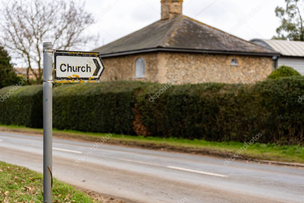 Señal lateral de la carretera que muestra la dirección a una iglesia ...