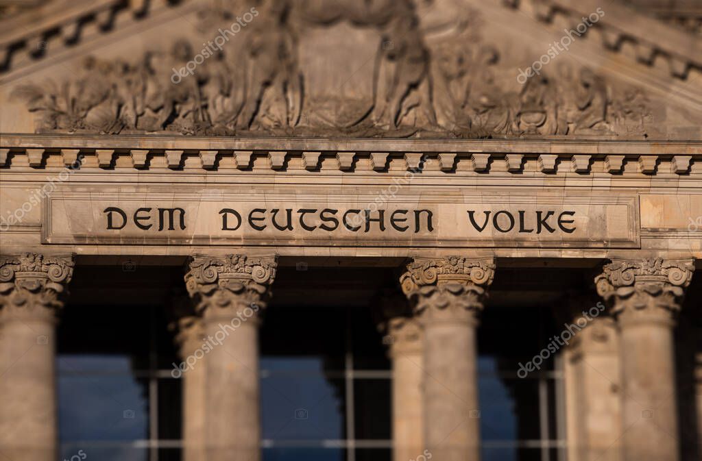 Letras "DEM DEUTSCHEN VOLKE" (el pueblo alemán) en el edificio del ...
