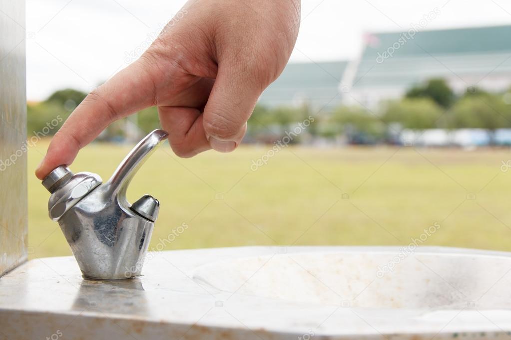 Hand man push button of drinking water faucet at park — Stock Photo ...