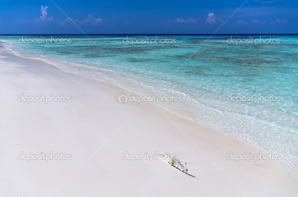 White sea beach with blue sea and sky, beautiful nature — Stock Photo ...