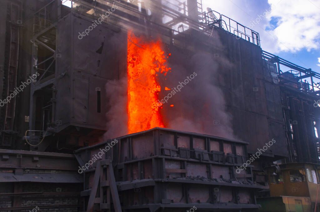 planta de coque y productos químicos. Descarga de coque caliente de una ...