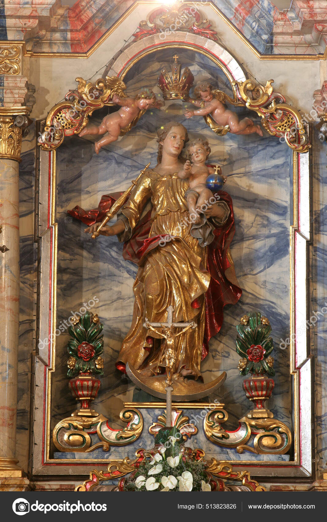 Plano Vertical Una Escultura Altar Santísima Virgen María Con Niño ...