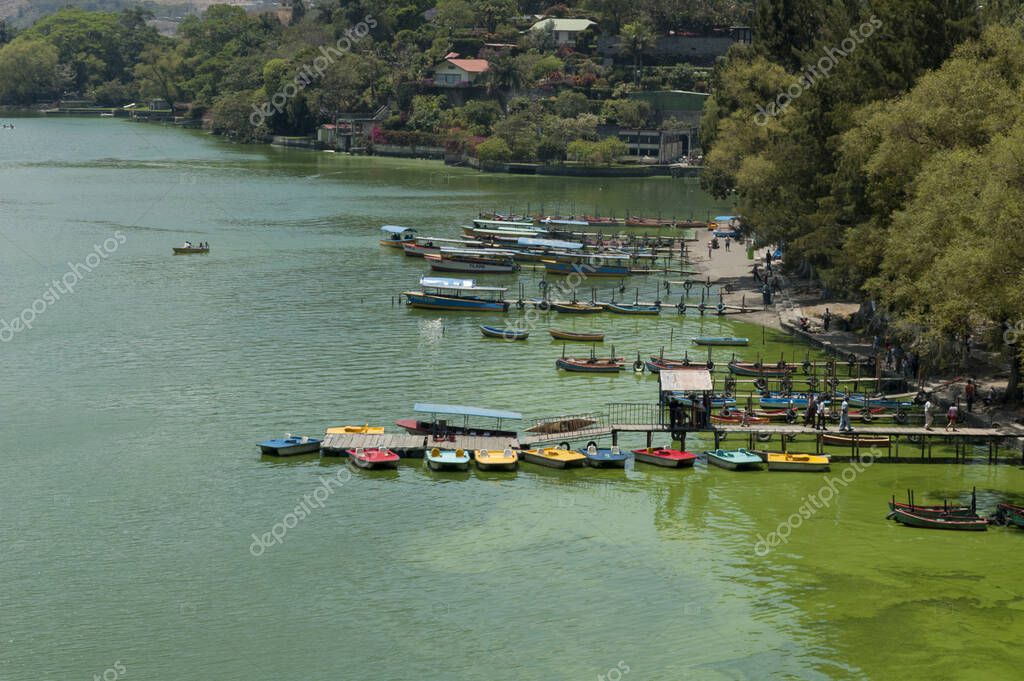 El lago de Amatitlán es un cráter localizado en Guatemala. Se encuentra ...