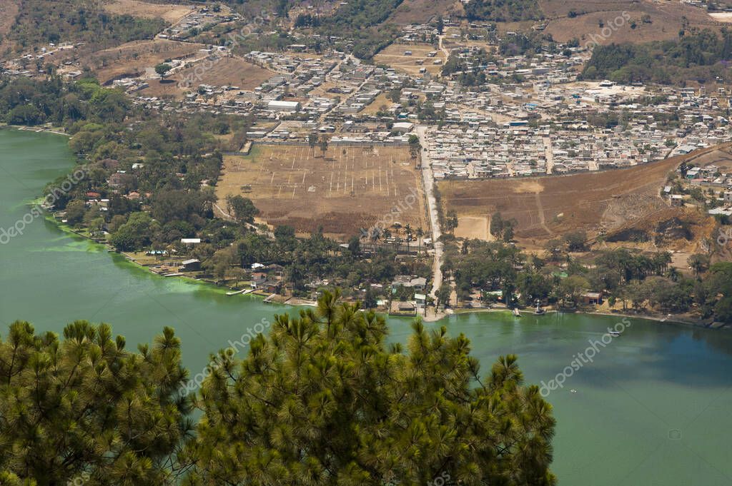 El lago de Amatitlán es un cráter localizado en Guatemala. Se encuentra ...