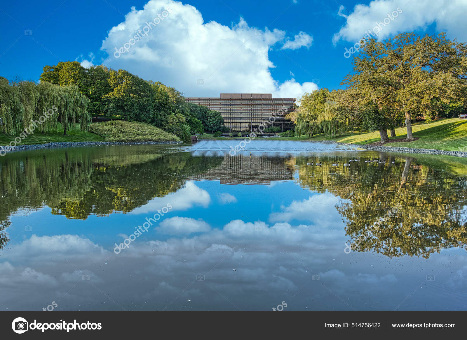 Mirror Lake Green Park Building Distance — Stock Photo © Wirestock ...