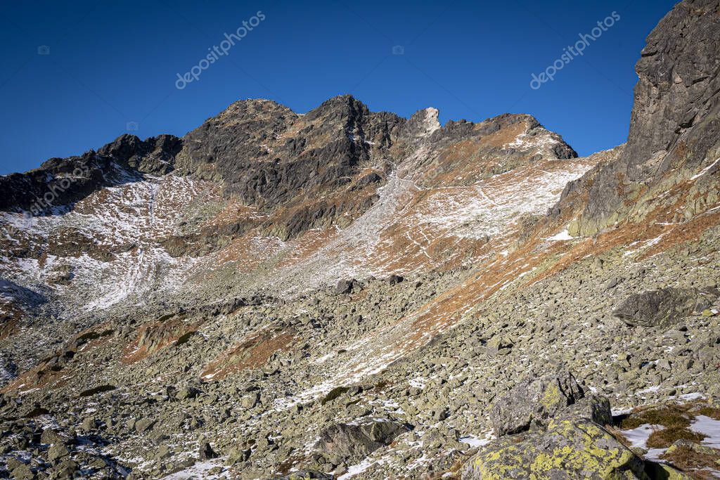 Una vista de invierno del Valle de los Cinco Lagos, o Dolina Pieciu ...