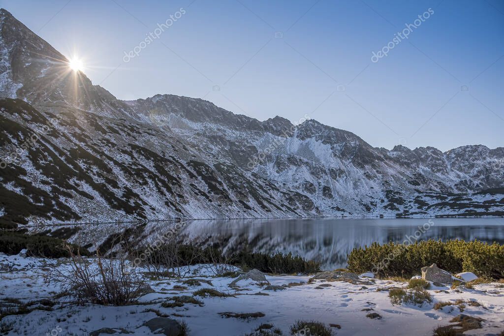 Una vista de invierno del Valle de los Cinco Lagos, o Dolina Pieciu ...