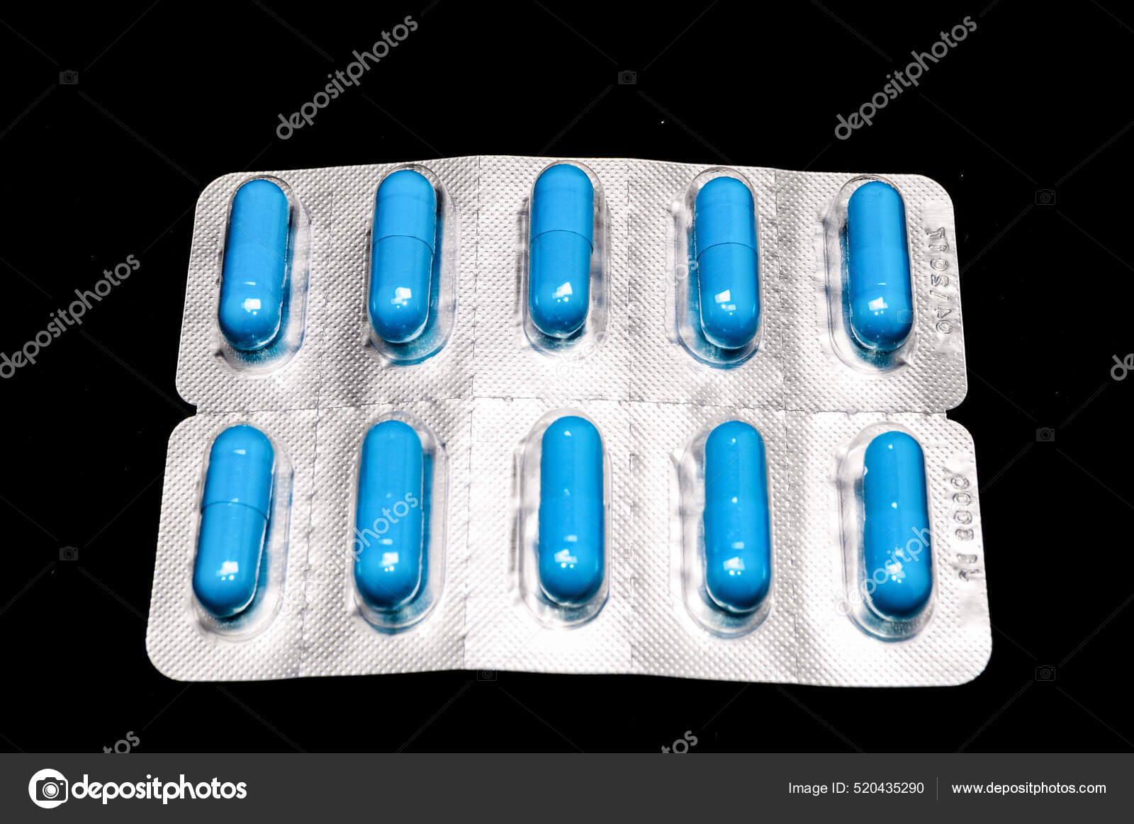 Primer Plano Una Pastilla Azul Aislada Sobre Fondo Negro — Foto de ...