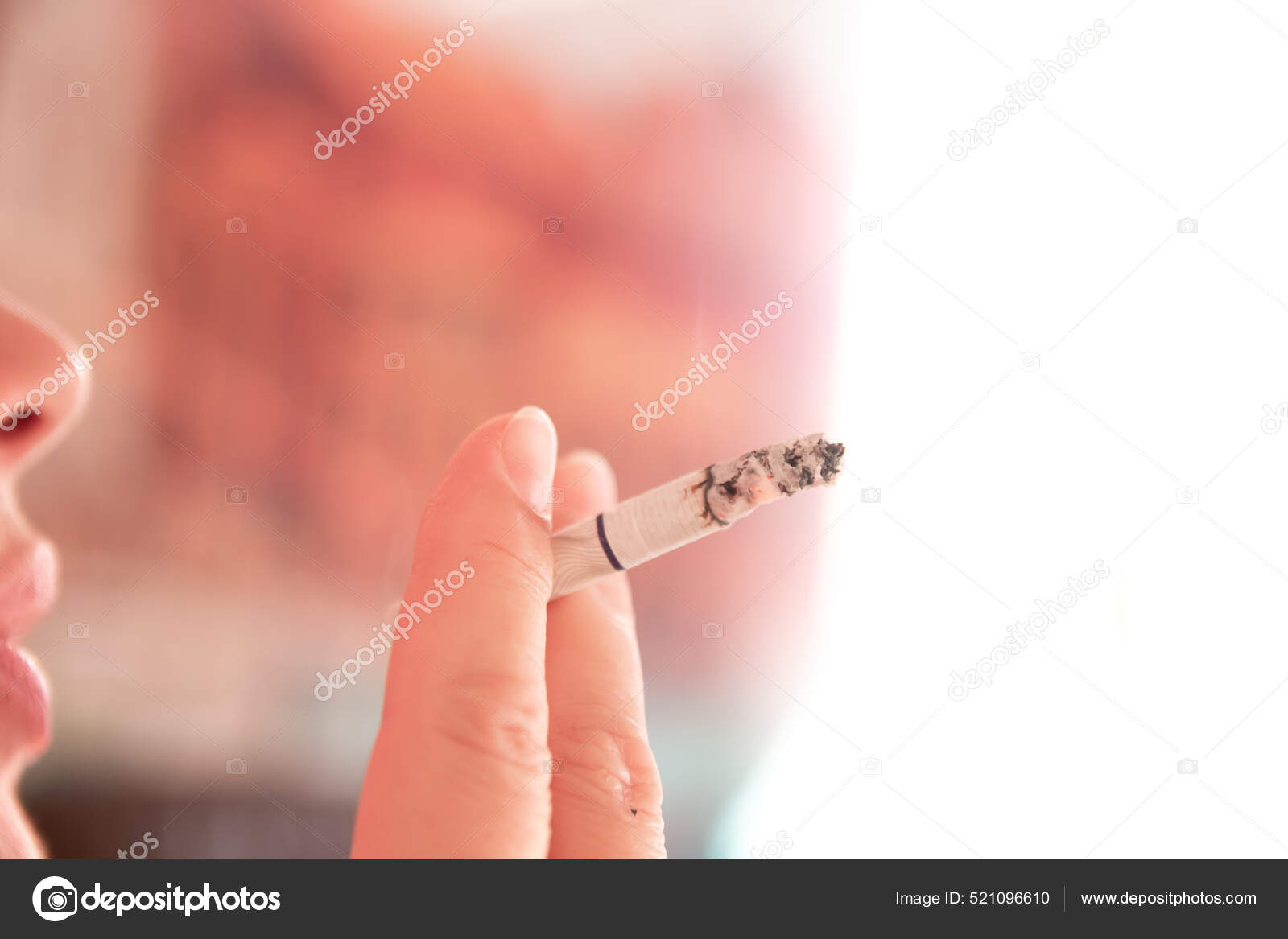 Una Persona Fumando Cigarrillo Sobre Fondo Borroso — Foto de stock ...