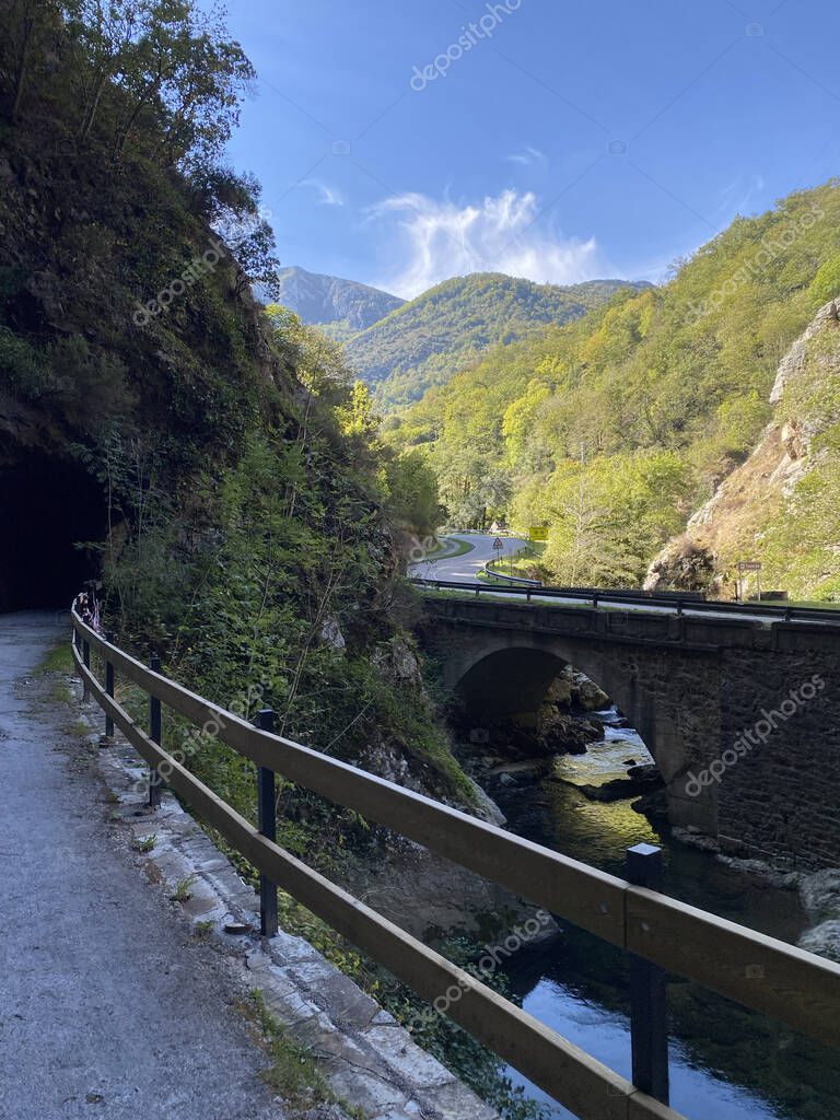 Un hermoso paisaje de más de un puente sobre un río en el lugar natural ...