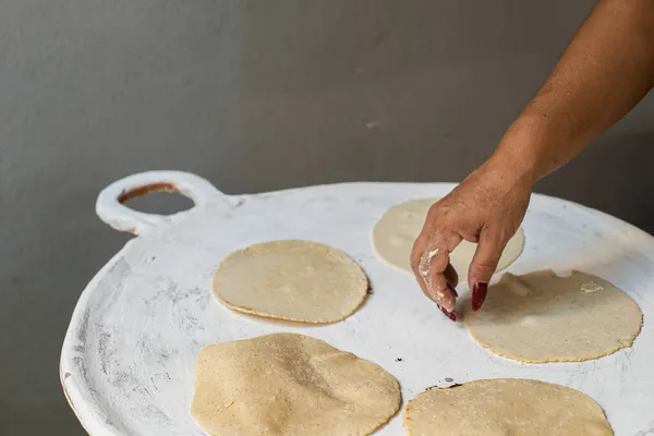 Mujer haciendo tortillas animada Stock Photos, Royalty Free Mujer ...