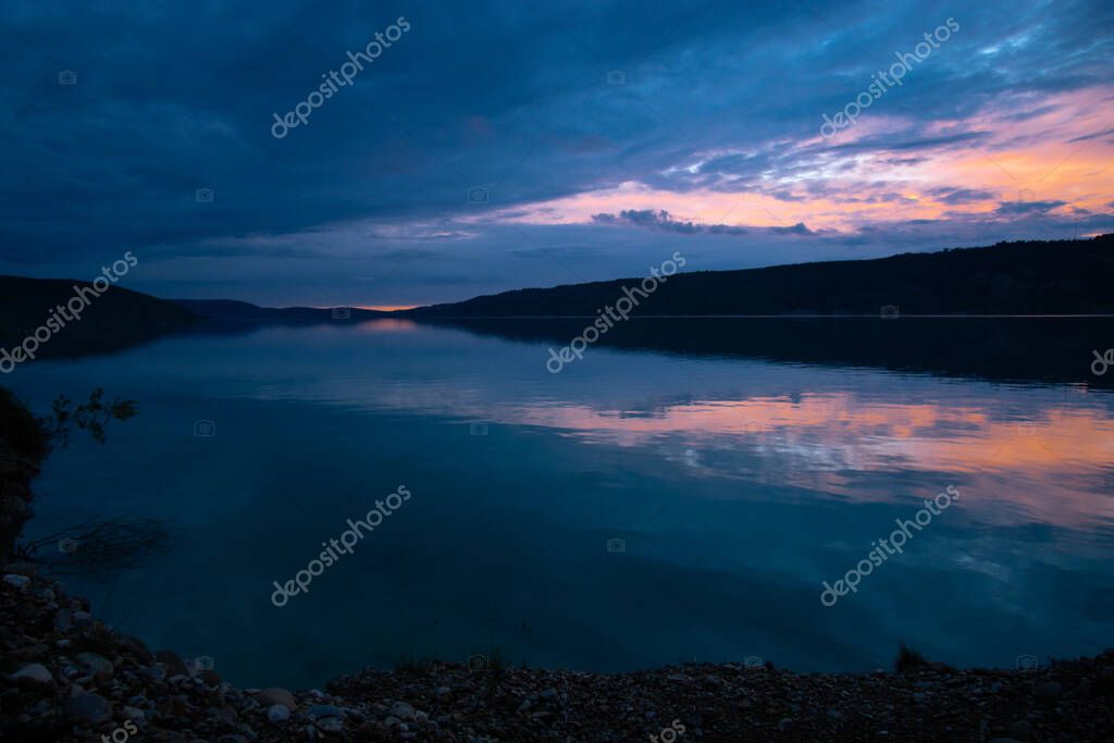 Las puestas de sol en Lac de Sainte Croix en Francia son una ...