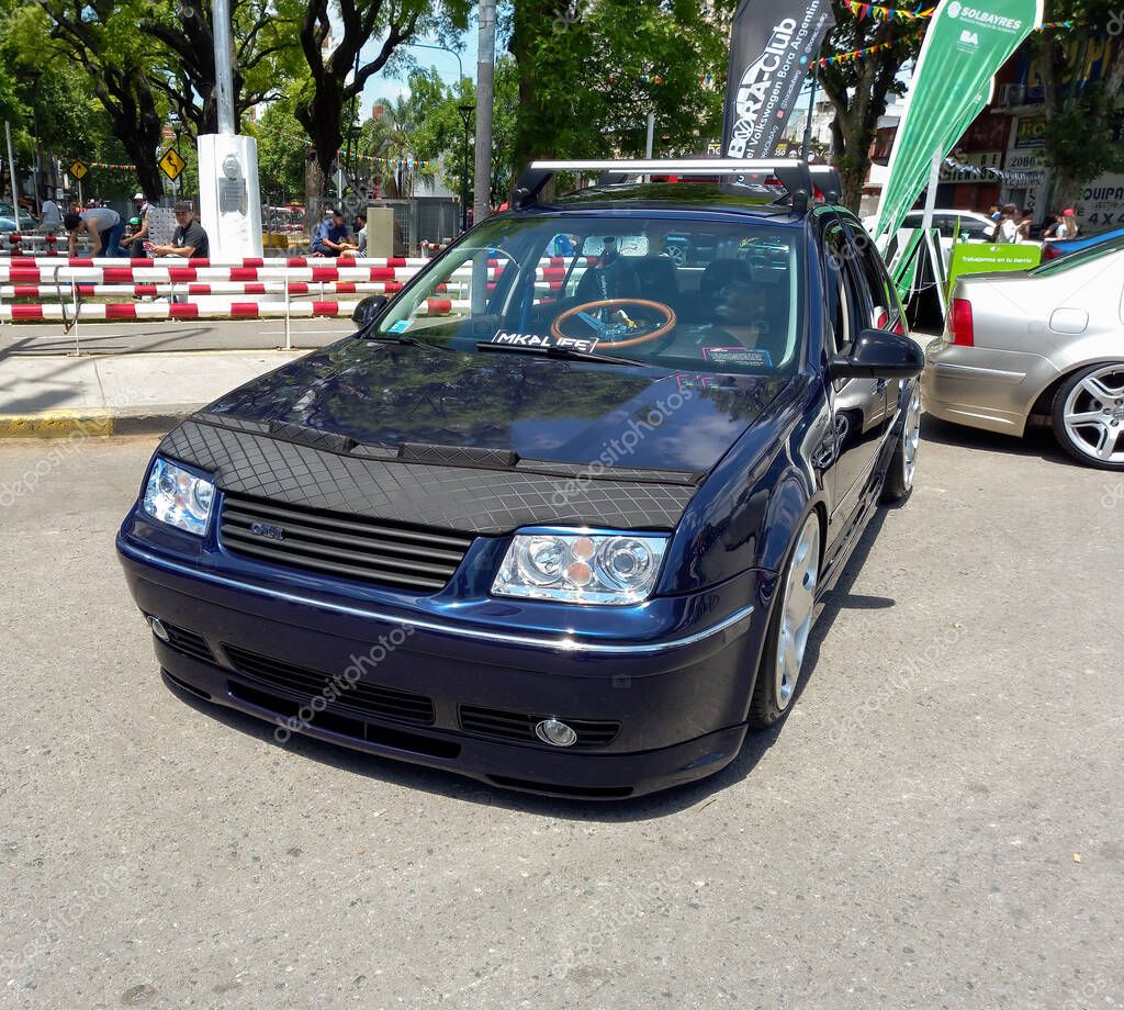 BUENOS AIRES, ARGENTINA - 08 / 11 / 2021: Volkswagen Jetta azul vendido ...