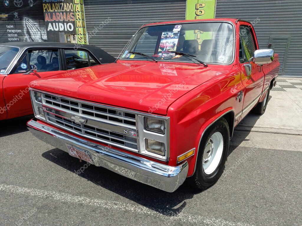 BUENOS AIRES, ARGENTINA - 08 / 11 / 2021: viejo Chevrolet Chevy C10 ...