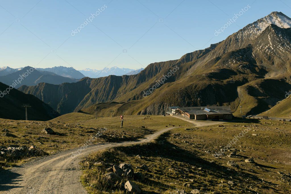 SERFAUS, AUSTRIA - 20 / 09 / 2021: La impresionante vista del Skihuette ...